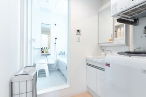 Villa Premium (Pool Villa Onna 9B) | Casa de banho | Um polibã e uma banheira separados, uma banheira de imersão total 