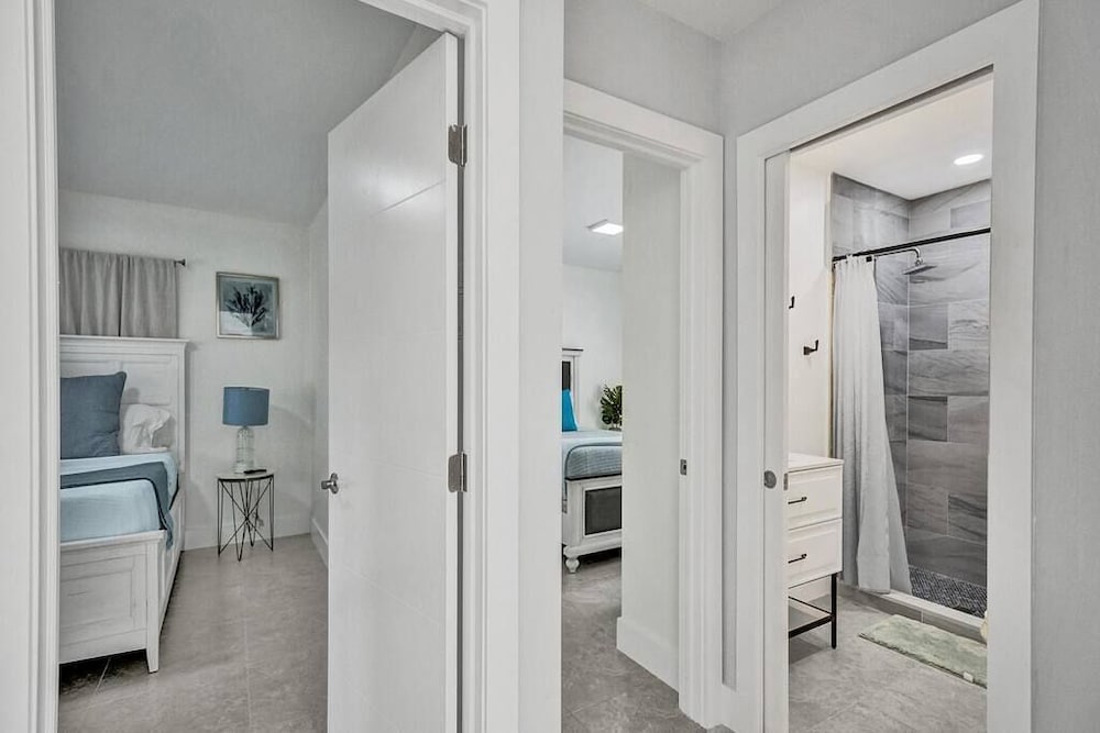 Luxury & Comfy Pool Getaway ~ Mins To Beaches & Dt - Fort Lauderdale, FL