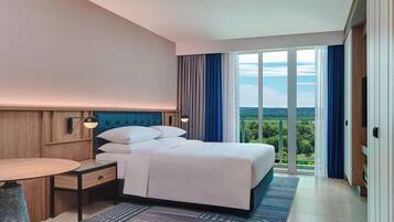 Frigobar, cofres nos quartos, individualmente mobiliados, escrivaninha