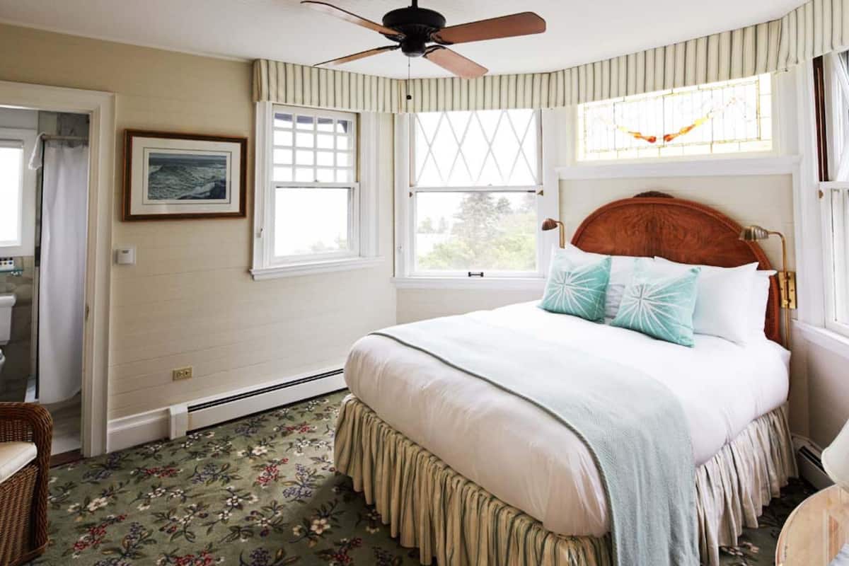 Quarto, 1 cama Queen, vista para o oceano (Seacrest) | Ferros/tábuas de passar roupa, Wi-Fi de cortesia