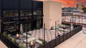 Este bar no terraço do hotel
