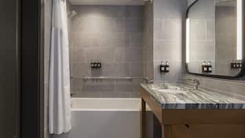 Quarto, banheira adaptada (Urban King) | Banheiro | Produtos de toalete grátis, secador de cabelo, roupões de banho