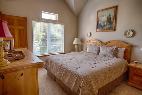 Cozy 2 Level Townhome With Scenic Views, Fireplace, And Wi-fi Minutes To Shops & Restaurants! - Driggs, ID