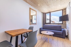 Apartamento, casa de banho anexa (Vue sur Montagne -App 617) | Sala de estar | Televisor de ecrã plano de 40 polegadas com canais por cabo, televisor