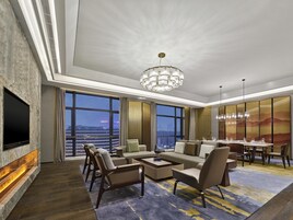 Suíte presidencial, 1 cama King | Área de estar | TV LCD 50 polegadas com canais via satélite, TV