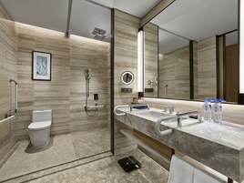 Quarto, 1 cama King, acessível | Banheiro | Banheira e chuveiro separados, chuveiro com efeito de chuva