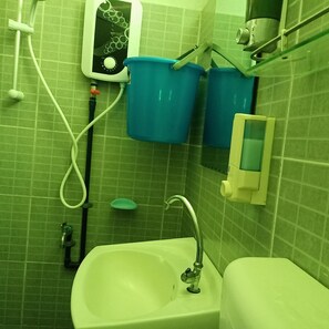Casa de banho com lavatório, espelho e painel de comando do chuveiro.