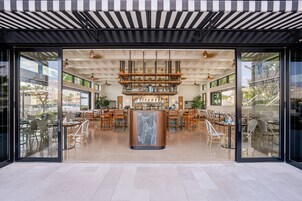 10 restaurantes, pequenos-almoços servidos, cozinha à base de marisco 