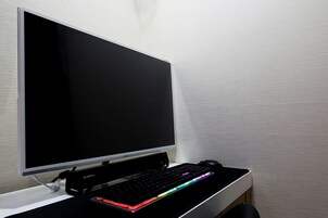 Um computador montado com monitor, teclado e rato sobre uma mesa.