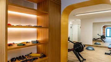 Uma academia com prateleiras de madeira e equipamentos de ginástica.