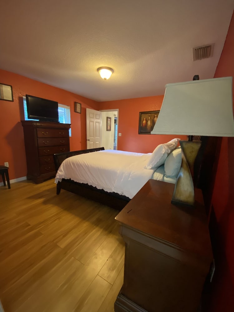 Spacious 3 Bedroom With Hot Tub - North Port, FL