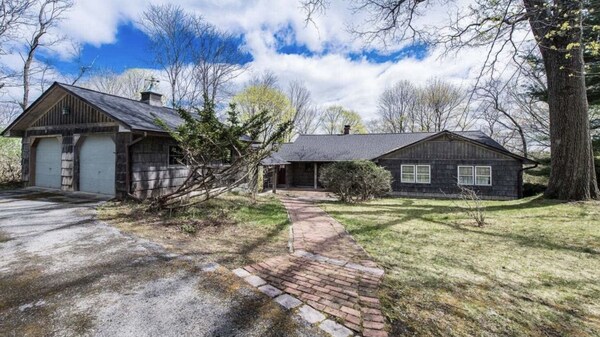 Ridgetop Wooded Retreat: Monthly Bookings Only - Poughkeepsie