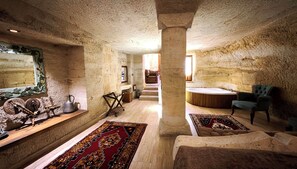 Suíte real | Frigobar, escrivaninha, quartos à prova de som, Wi-Fi de cortesia