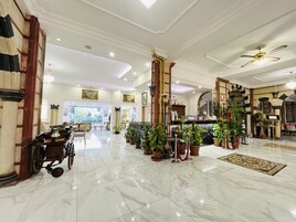 Televisor LCD de 82 de cm com canais via satélite, televisor, monitores 