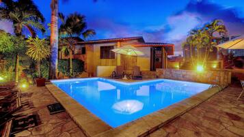 Piscina externa, funciona das 9h30 às 21h30, espreguiçadeiras
