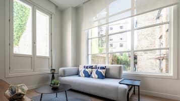Apartamento Deluxe, várias camas, cozinha, vista para o pátio | Vista do quarto