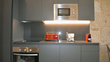 Um frigorífico/congelador grande, um micro-ondas, um forno