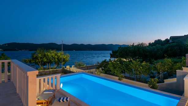 Piscina exterior, guarda-sóis, espreguiçadeiras 