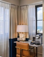 Quarto Clássico, vista para o mar | Cofre com capacidade para portátil, secretária 