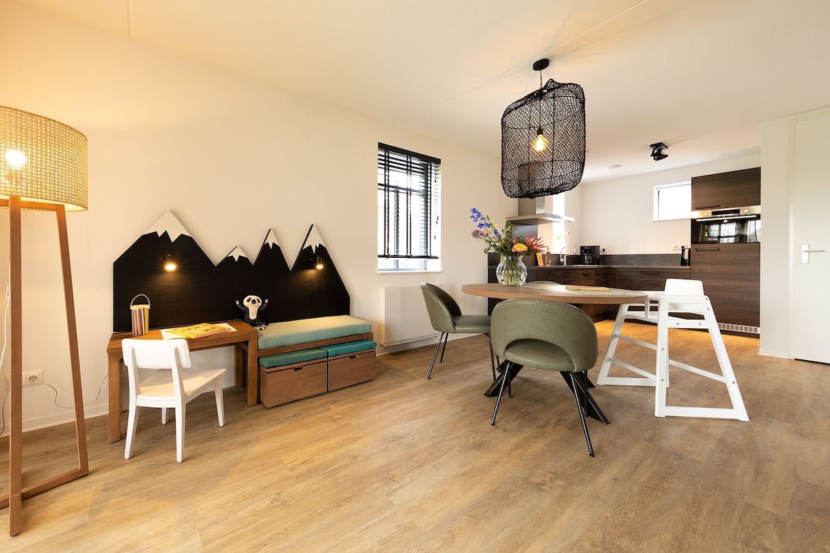 Casa Familiar | Sala de estar | Televisor de ecrã plano de 75 polegadas com canais por cabo