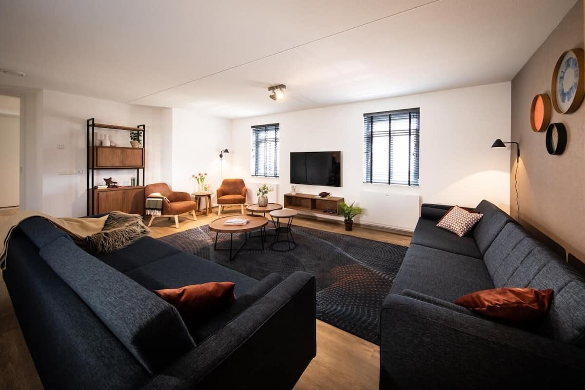 Televisor de ecrã plano de 75 polegadas com canais por cabo