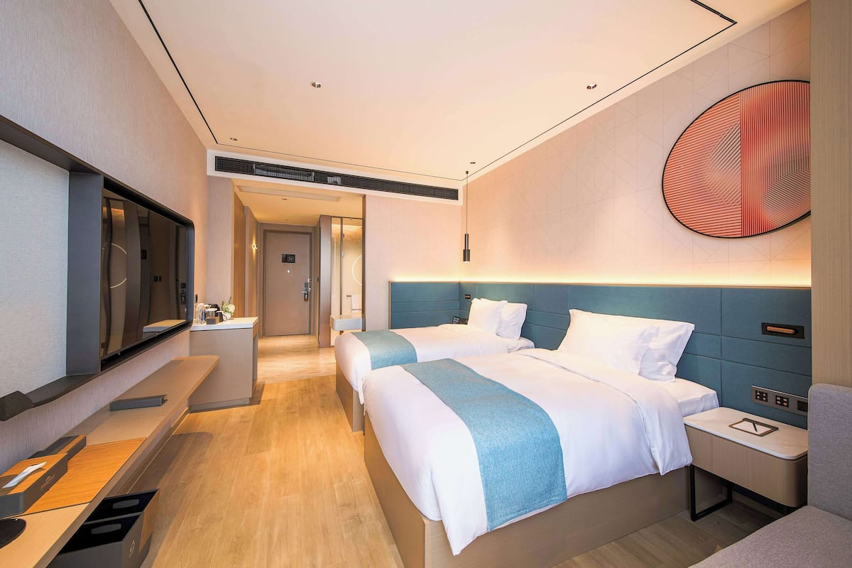 Quarto superior, 2 camas de solteiro, para não fumantes, vista para a cidade | Frigobar, cofres nos quartos, escrivaninha