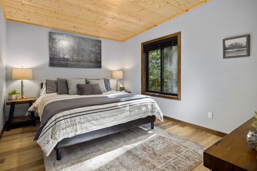 Luxury Chalet, Pool, Propane Fire Pit,river Access - Glacier, WA