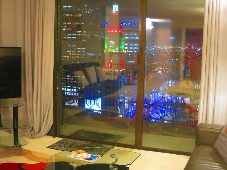 Mile-high 27th Floor 1bd/1ba Condo, Fantastic Views, Walkable Location, Pool Gym - Denver