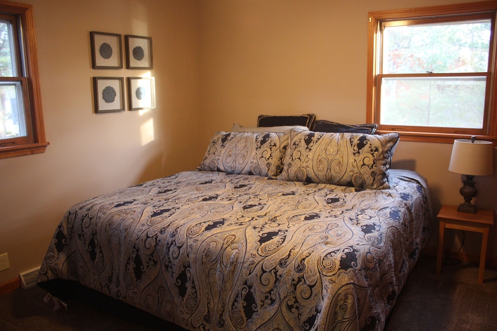 Waterfront! New Pier! Dog Friendly! Great Swimming - Spring Lake, WI