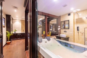 Suite Royal | Casa de banho | Um polibã, um chuveiro fixo, artigos de higiene pessoal grátis 