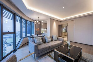 Quarto executivo, 2 quartos | Área de estar | TV LED 49 polegadas com canais a cabo, TV