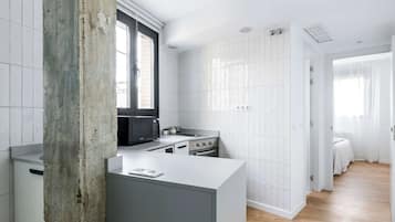 Apartamento | Cozinha privada | Um frigorífico, um micro-ondas, um forno, uma placa de cozinha