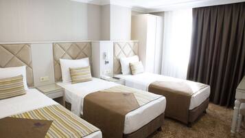 Quarto triplo superior | Frigobar, cofres nos quartos, escrivaninha