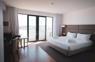Suíte estúdio júnior | Frigobar, cofres nos quartos, escrivaninha