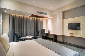 Coral Deluxe Room | Frigobar, cofres nos quartos, escrivaninha