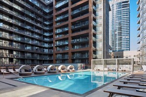 Piscina interna, piscina externa, funciona piscina, barracas de cortesia