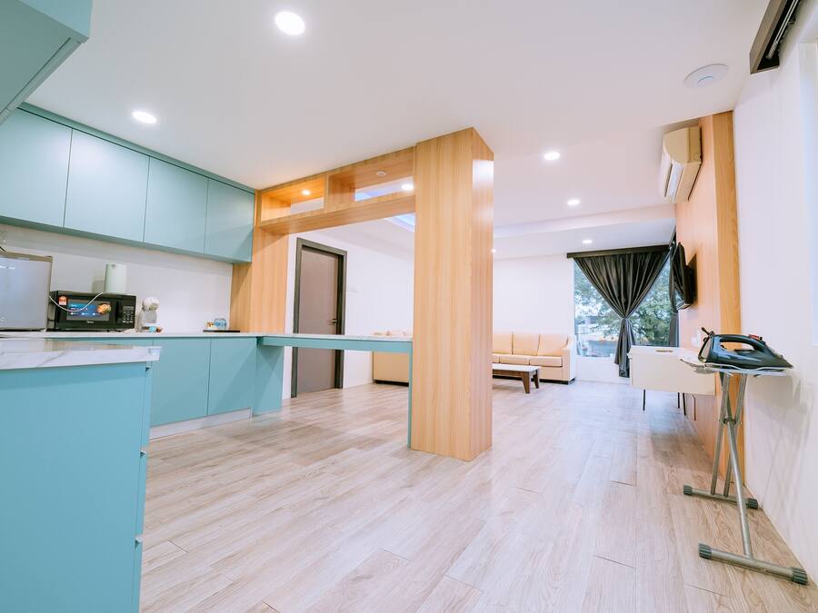 Suite-Estúdio Superior | Sala de estar | Televisor LED de 40 polegadas com canais por cabo, televisor