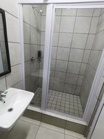 Quarto Económico, 1 quarto | Casa de banho | Toalhas fornecidas, champô, papel higiénico 
