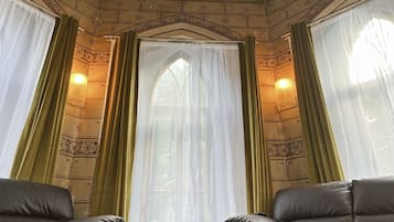 Apartamento, 1 cama Queen | Sala de estar | TV 30 polegadas com canais digitais