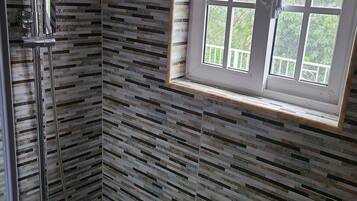 Quarto Duplo Standard | Casa de banho | Um polibã, toalhas fornecidas