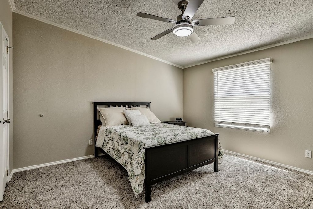 Cozy & Comfortable Granbury Home- Minutes From Lake & Historic Downtown Square! - Granbury, TX