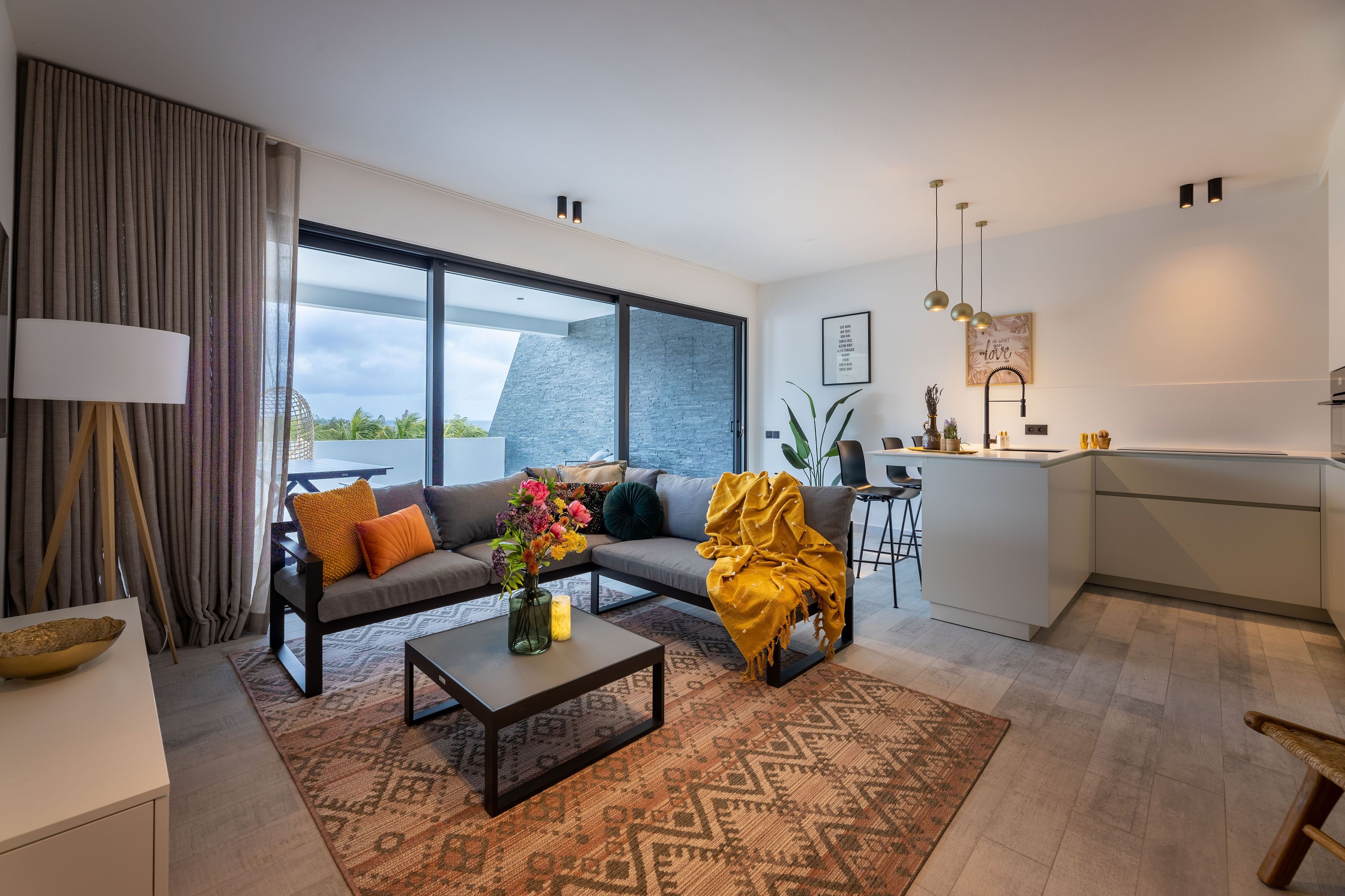 Apartamento, 2 quartos, sacada | Área de estar | Smart TV 38 polegadas com canais digitais, TV