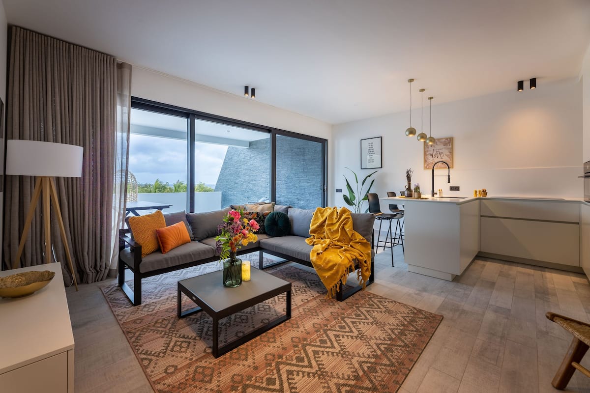 Apartamento, 2 quartos, sacada | Área de estar | Smart TV 38 polegadas com canais digitais, TV