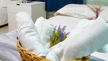 Quarto Quádruplo Standard | Roupa de alta qualidade, minibar, Wi-fi grátis, roupa de cama fornecida