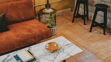 Apartamento Design | Sala | Televisor de ecrã plano de 43 polegadas com canais digitais, televisor