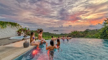Piscina exterior, guarda-sóis, espreguiçadeiras