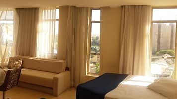 Suite Superior | 1 quarto, minibar, secretária, Wi-fi grátis