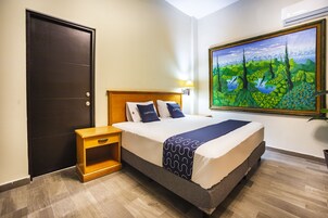 Quarto superior | Cofres nos quartos, escrivaninha, Wi-Fi de cortesia, roupa de cama