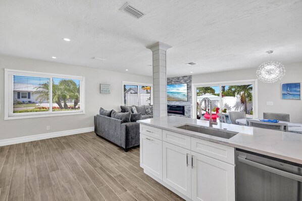 Palm Tree Paradise - 1 Mile To The Beach! Beautiful Heated Pool ...