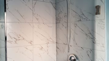 Chuveiro, produtos de toalete grátis, toalhas de banho